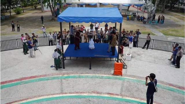 Hukuman cambuk di Banda Aceh pertama kali digelar di luar pekarangan masjid - BBC News Indonesia