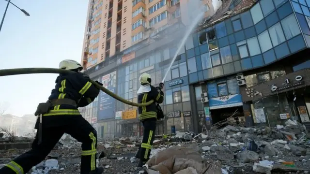 爆撃被害を受けた高層集合住宅の消火活動にあたる消防隊員