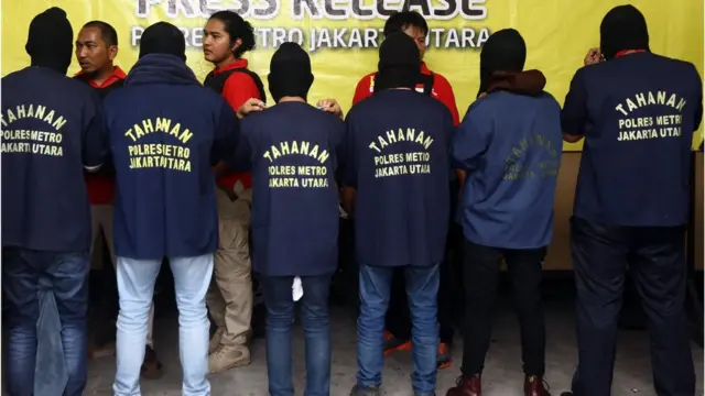 Peserta ‘pesta seks gay' diperiksa 'dalam keadaan telanjang,' tindakan polisi dikecam - BBC News ...