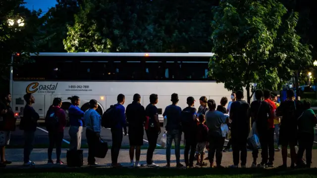 “Miles de migrantes están siendo usados en un juego político macabro ...