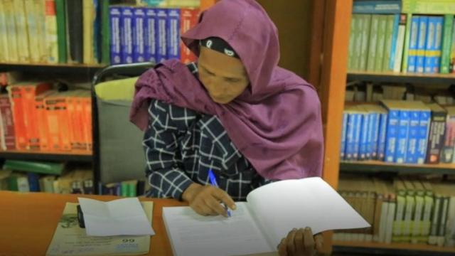 ኦሮሚያ፡ ነጥቢ ኣምጺኣ ምስ ወዳ ናብ ዩኒቨርሲቲ ዝኣተወት ኣደ - BBC News ትግርኛ