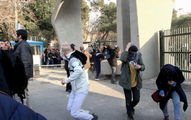 عکسهایی که نماد اعتراضات اخیر شدند Bbc News فارسی