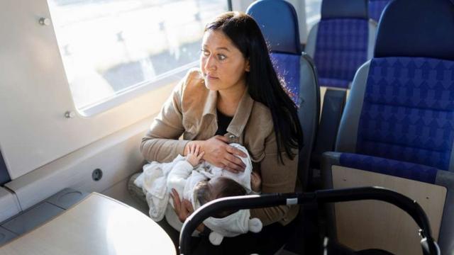 Ketika konten ibu menyusui di Youtube 'diseksualisasi' - 'Momen indah dianggap porno oleh orang ...