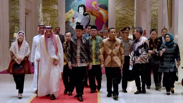 Antara kemewahan Raja Salman dan kebersahajaan Presiden Jokowi - BBC ...