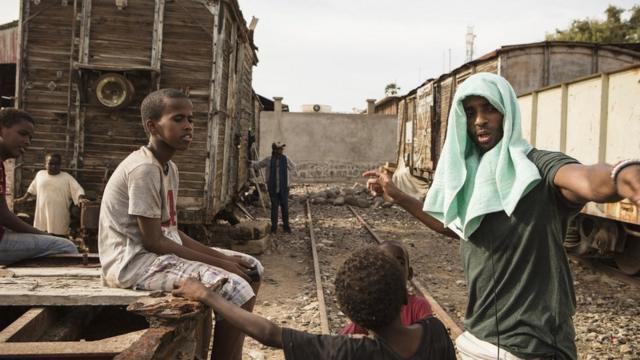 Fespaco: Khadar Ahmed, le réalisateur autodidacte qui a ébloui Ouagadougou - BBC News Afrique