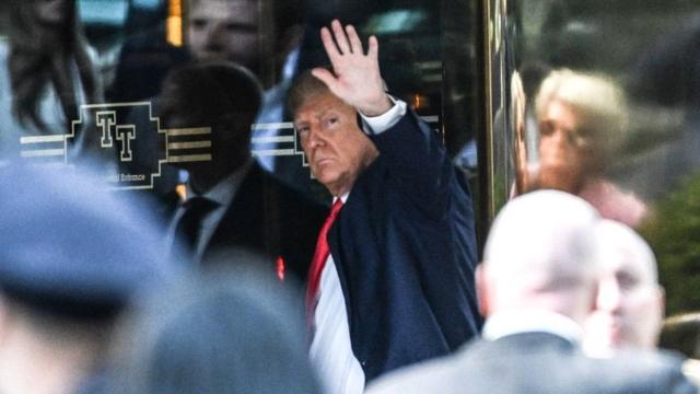 دونالد ترامب يناقش فريق الدفاع في نيويورك قبل المثول أمام المحكمة Bbc