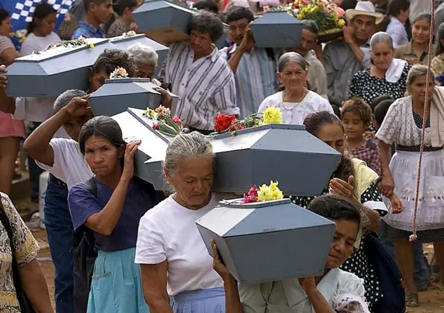 "A mediodía ya habían terminado de matar a todos los hombres": Rufina Amaya, la única mujer que ...