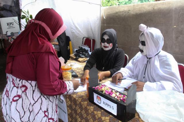Pemilu 2024: Deretan foto pada hari pencoblosan di berbagai TPS - BBC News Indonesia