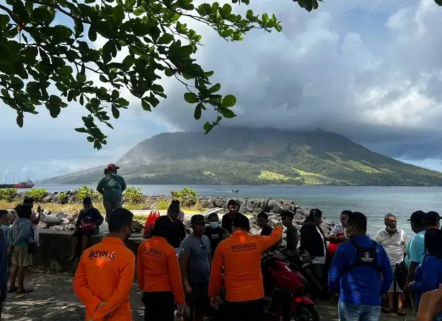 Indonesia: la masiva erupción del monte Ruang activa una alerta de tsunami y provoca la ...