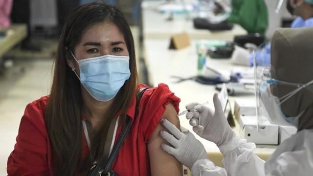 Vaksin Covid-19: Pemerintah RI umumkan regulasi vaksinasi gotong royong ...