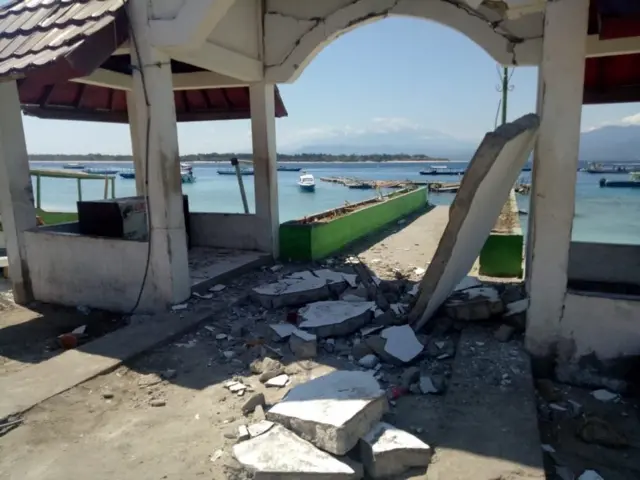 Gempa Lombok: Evakuasi ribuan turis dari Gili Trawangan masih berlangsung - BBC News Indonesia