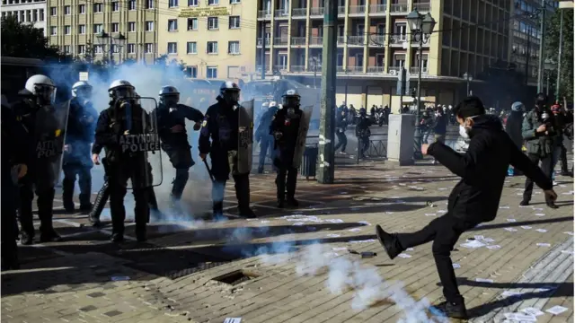 Yunanistan'da öğrenciler, üniversitelere polis konuşlandırma planlarını ...