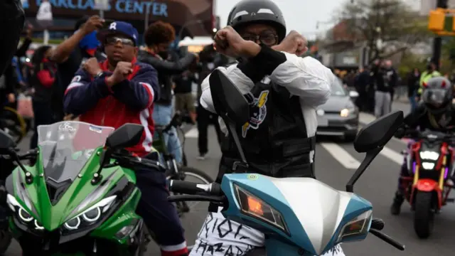 DMX casket: Pictures from Earl "DMX" Simmons memorial service - BBC ...