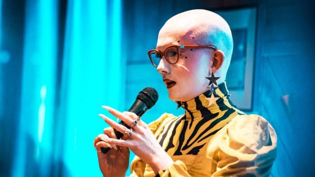 歌手サム・スミスさん、自分は男性でも女性でもない「ノンバイナリー」と公言 - BBCニュース