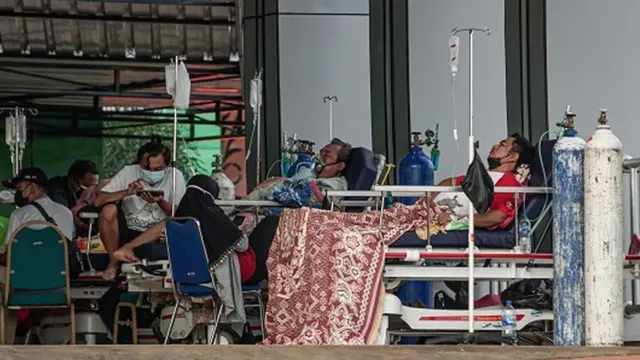 Covid: 'Fungsi fasilitas kesehatan kolaps dan nakes kelelahan', apakah cukup dijawab dengan ...