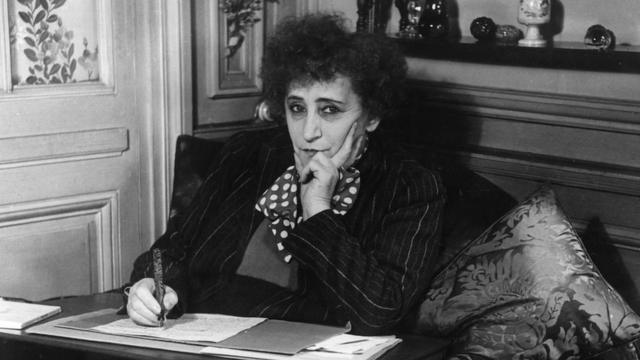 Književnost: Plesačica, autorka popularnih ljubavnih romana i majstorica skandala - da li je ...