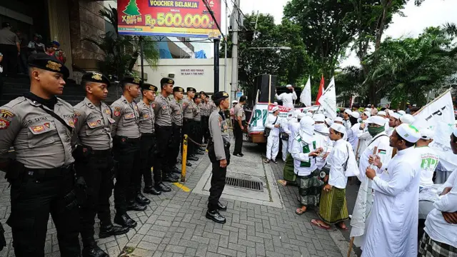 Mengapa ormas di Indonesia semakin 'frontal'? - BBC News Indonesia