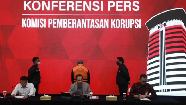 Putusan MK ubah masa jabatan pimpinan KPK, pakar hukum tata negara 'cium keanehan' berbau ...