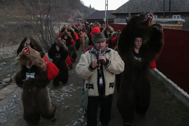 Rumunija i običaji: Ples medveda - krzneni ritual za zaštitu od zlih ...