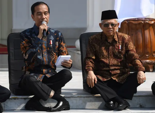 Jokowi umumkan Kabinet Indonesia Maju: 'Jangan korupsi, serius, bisa saya copot di tengah jalan ...