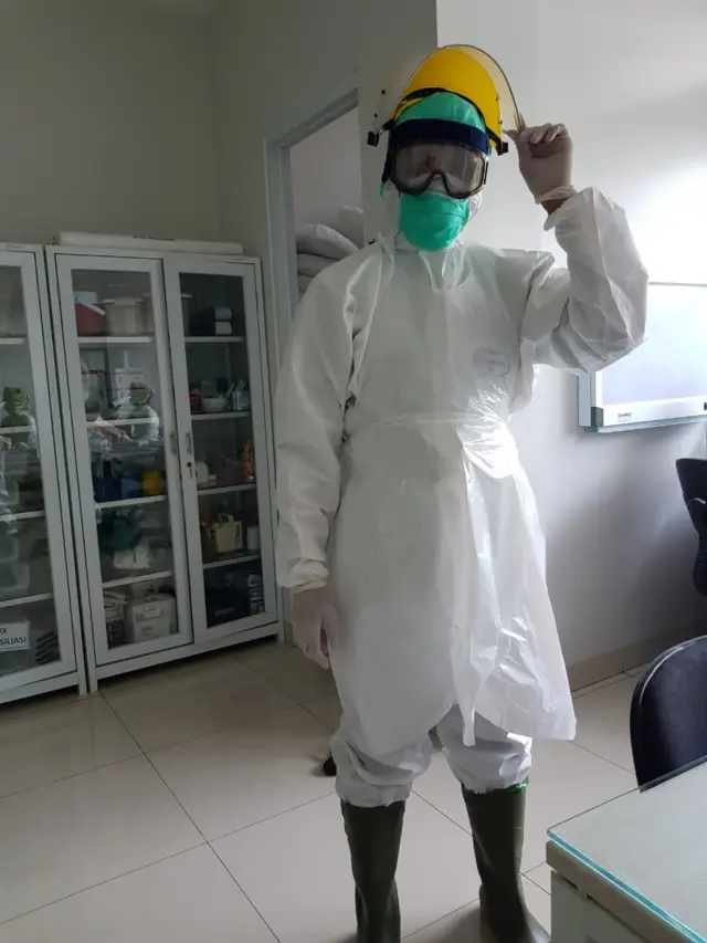 Virus corona: Cerita tenaga medis yang jauh dari keluarga, menggunakan APD 10 jam, dan rawan ...