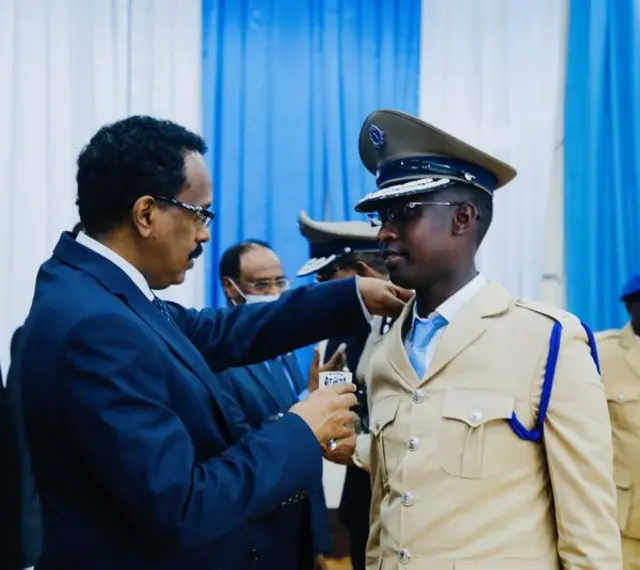 Kumuu ahaa Janaraal Faxaan Maxamuud Aadan (Qaroole)? - BBC News Somali