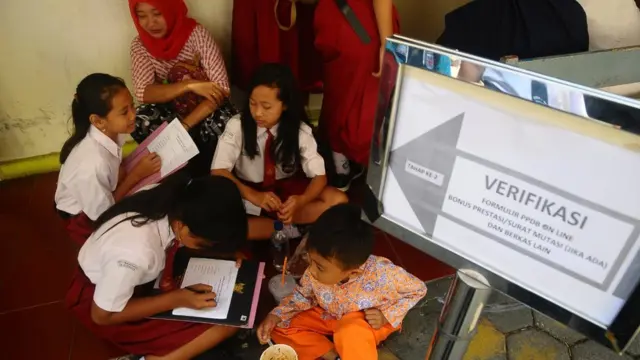 PPDB sistem zonasi: Banyak problem di lapangan, Kemendikbud bentuk satgas - BBC News Indonesia