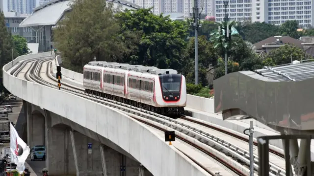 Uji coba LRT Jakarta dengan rute Kelapa Gading ke Rawa Mangun: 'LRT ...