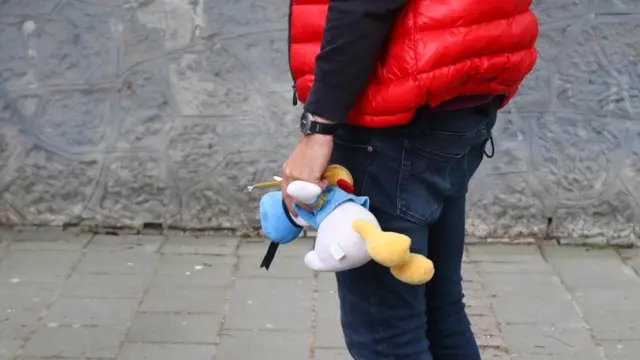 Tragedija u Beogradu: Ispred škole tišina, suze, igračke i poruka „Razgovarajte s decom ...