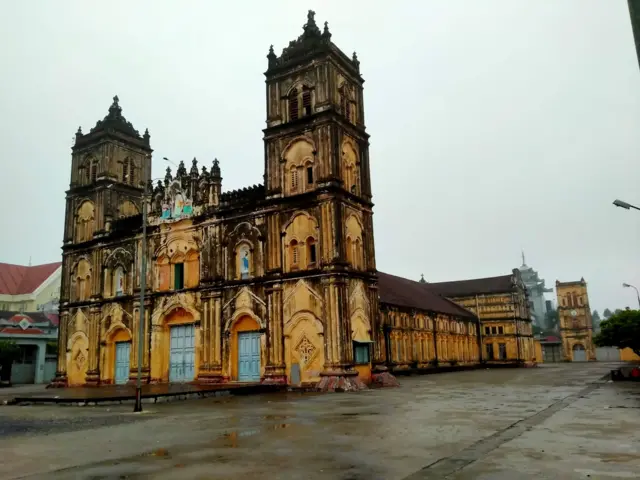 Hạ giải nhà thờ Bùi Chu: Còn đó nỗi lòng cha xứ - BBC News Tiếng Việt