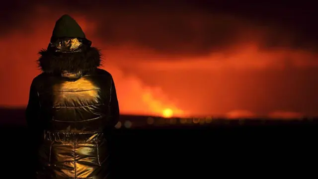 Iceland volcano pictures as e explode for Reykjanes peninsula - BBC ...