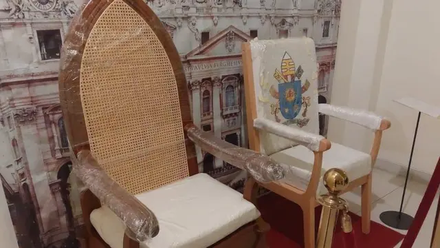 Paus Fransiskus datang ke Indonesia: Cerita di balik kursi yang digunakan Paus Fransiskus di ...