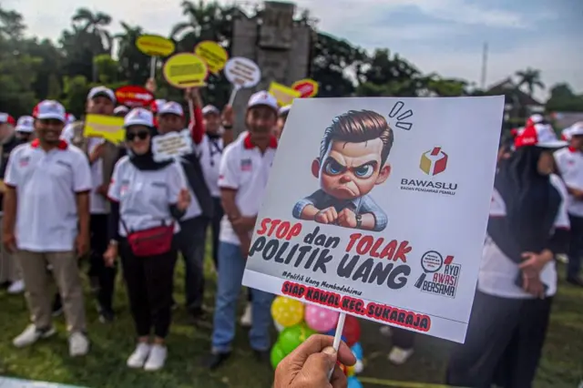 Pilkada 2024: Pilkada serentak diwarnai tuduhan politik uang – 'Penipu besar' bagi-bagi ke ...