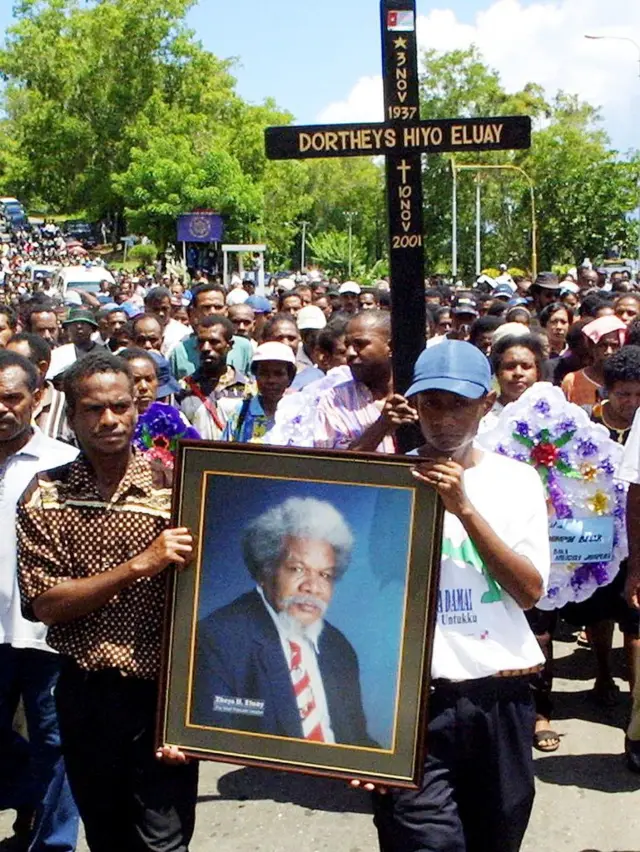 Papua: Polemik pemindahan makam Theys Hiyo Eluay - Dihendaki keluarga ...
