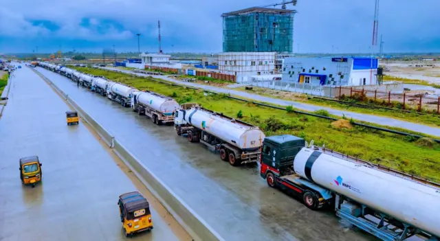 NNPCL ya fara dakon mai daga matatar Dangote a karon farko - BBC News Hausa