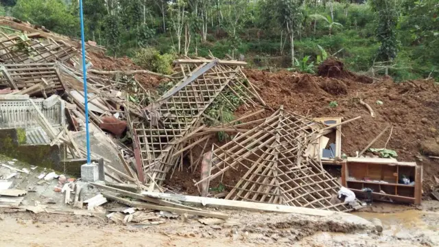 Longsor Ponorogo: Terhambat cuaca, 26 orang belum ditemukan - BBC News Indonesia