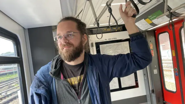 Nama hiyyeeyyiif maallaqa kaffaluun mana hidhaatii baasisu kanaan wal ...