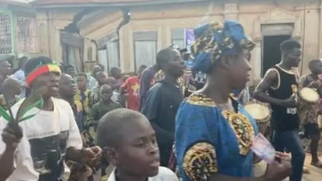 Oloolu: Àlàyé rèé lórí ìdí tí egúngún Ajé kìí fi wọ bàtà tàbí fojú kan ...