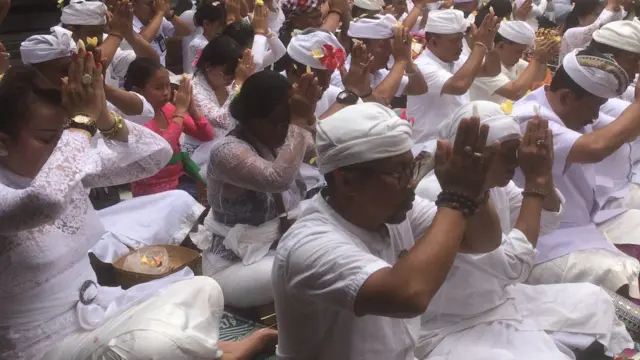 Demi sembahyang, Gubernur Bali Mangku Pastika terobos zona bahaya Gunung Agung - BBC News Indonesia