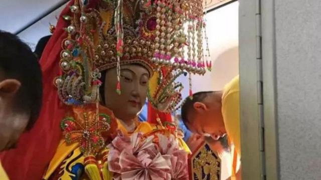 Patung dewi Cina naik pesawat kelas bisnis dari Xiamen ke Kuala Lumpur ...