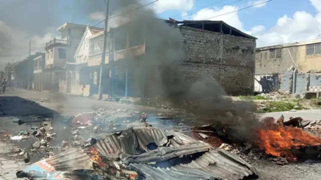 "Te pegan, te quiebran los brazos, a las mujeres las violan": cómo vive una chilena dentro de ...