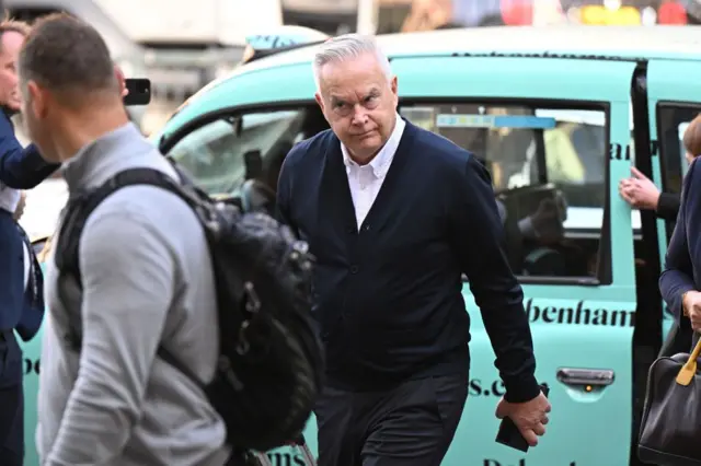 BBC: Eski spiker Hugh Edwards, 'çocuk istismarı' görselleri ...