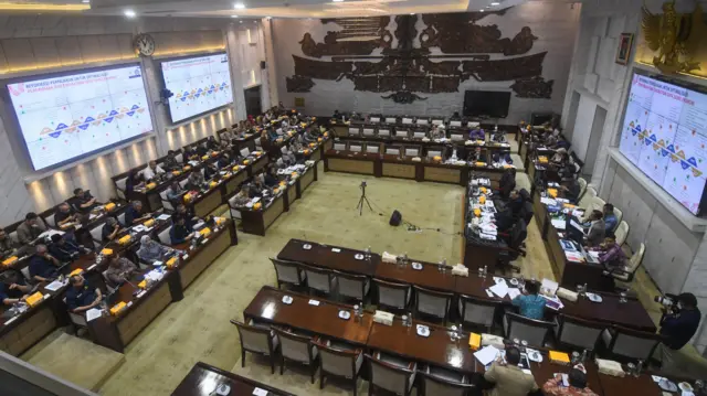 Politik: DPR kaji penambahan jumlah komisi demi imbangi ‘kabinet gemuk’ Prabowo-Gibran ...