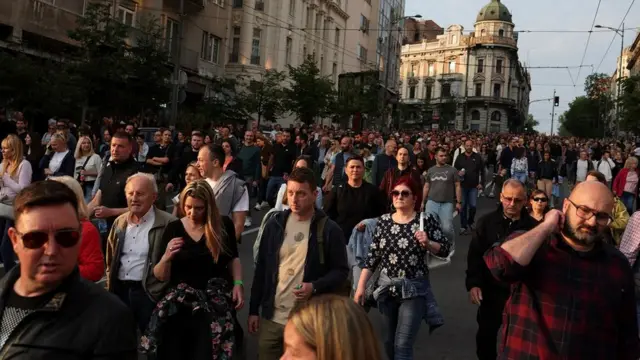 Srbija i protesti: Desetine hiljada ljudi u šetnji i blokade mostova ...