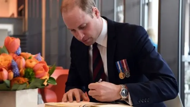 اليوم العالمي للعُسر: حقائق مذهلة عن استخدام اليد اليسرى - BBC News عربي