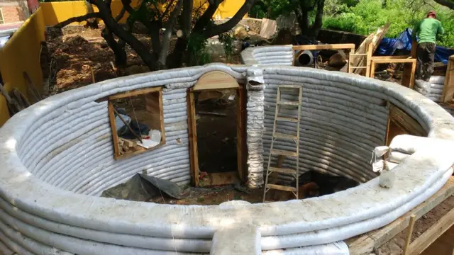 Qué es el superadobe, el material de construcción barato y ecológico con el que se hacen casas ...
