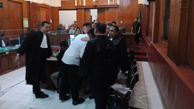 Dua dari tiga polisi terdakwa tragedi Kanjuruhan divonis bebas, keluarga korban kecewa: 'Sudah ...