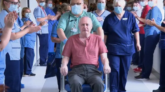 Pasien Covid-19 berusia 61 tahun sembuh setelah dirawat di ruang ICU ...