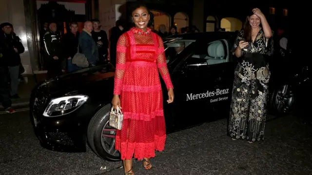 عام 2020 حمل مأساة وجائزة رفيعة لصاحبة "نصف شمس صفراء" - BBC News عربي