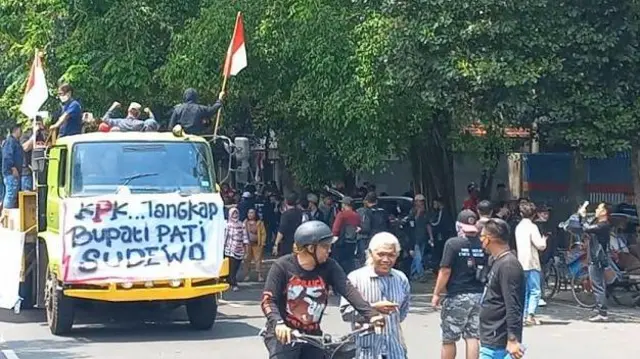 Demo Pati: Bupati Sudewo diperiksa KPK warga serukan agar dirinya tangkap, 'Kami ingin punya ...